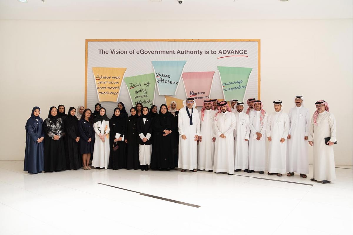 الرئيس التنفيذي لهيئة المعلومات والحكومة الالكترونية يستقبل المشاركين ...