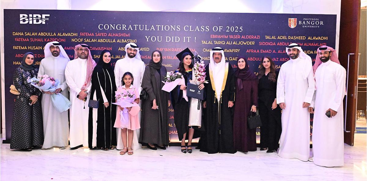 «BIBF» يحتفي بتخريج 80 طالباً وطالبة من برامج البكالوريوس لجامعة بانغور - صحيفة الأيام البحرينية