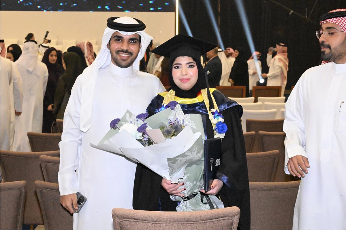 «BIBF» يحتفي بتخريج 80 طالباً وطالبة من برامج البكالوريوس لجامعة بانغور - صحيفة الأيام البحرينية