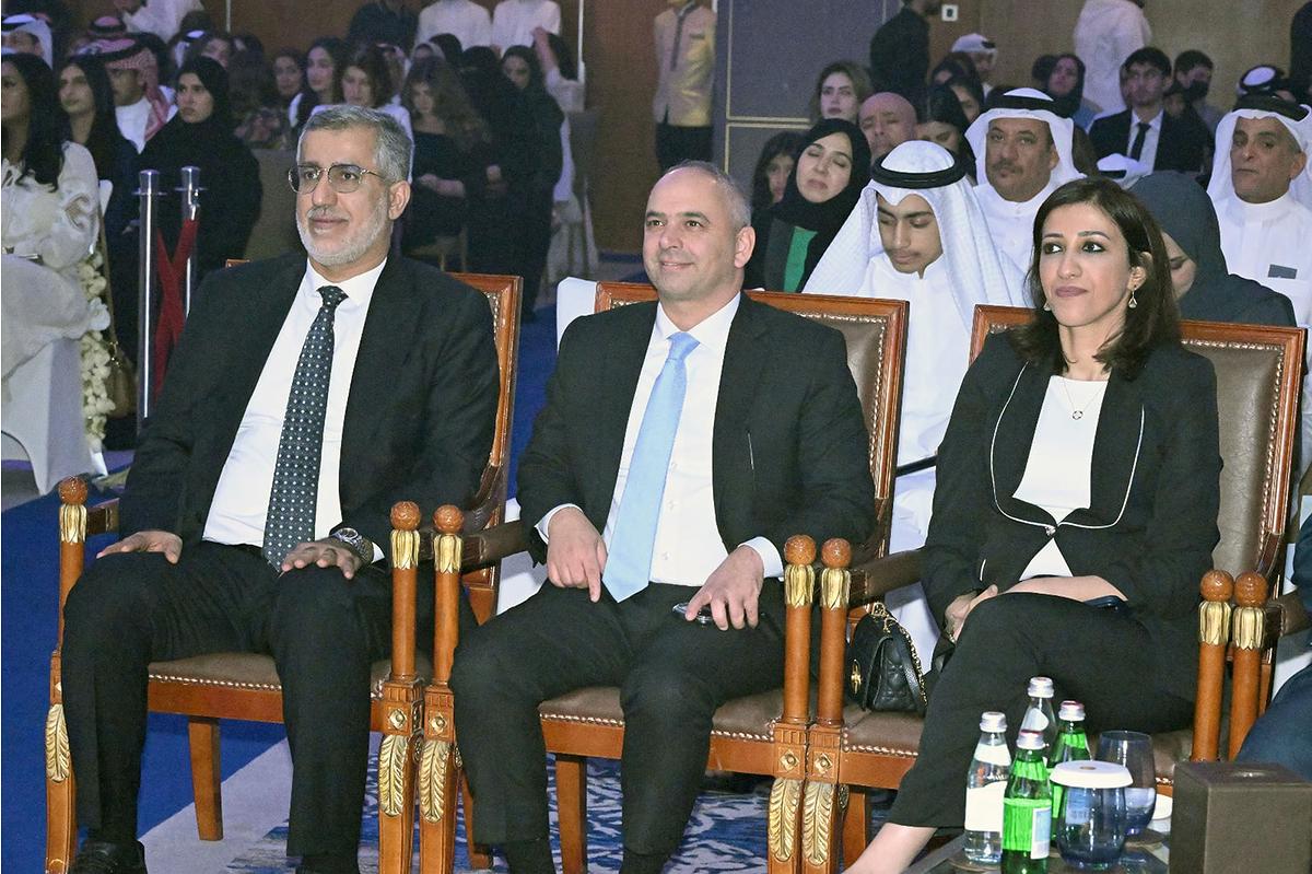 «BIBF» يحتفي بتخريج 80 طالباً وطالبة من برامج البكالوريوس لجامعة بانغور - صحيفة الأيام البحرينية