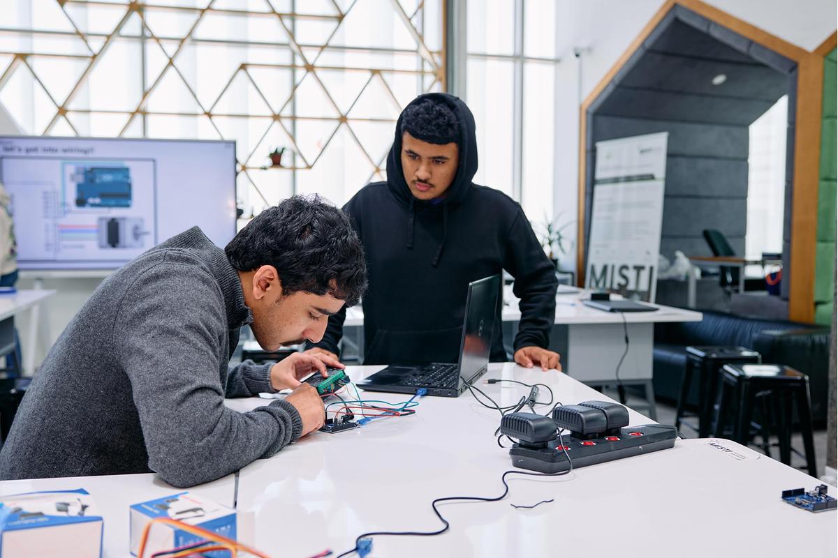 مدرسة الرفاع فيوز الدولية تطلق برنامج الروبوتات المتطورة بمشاركة 150 ...