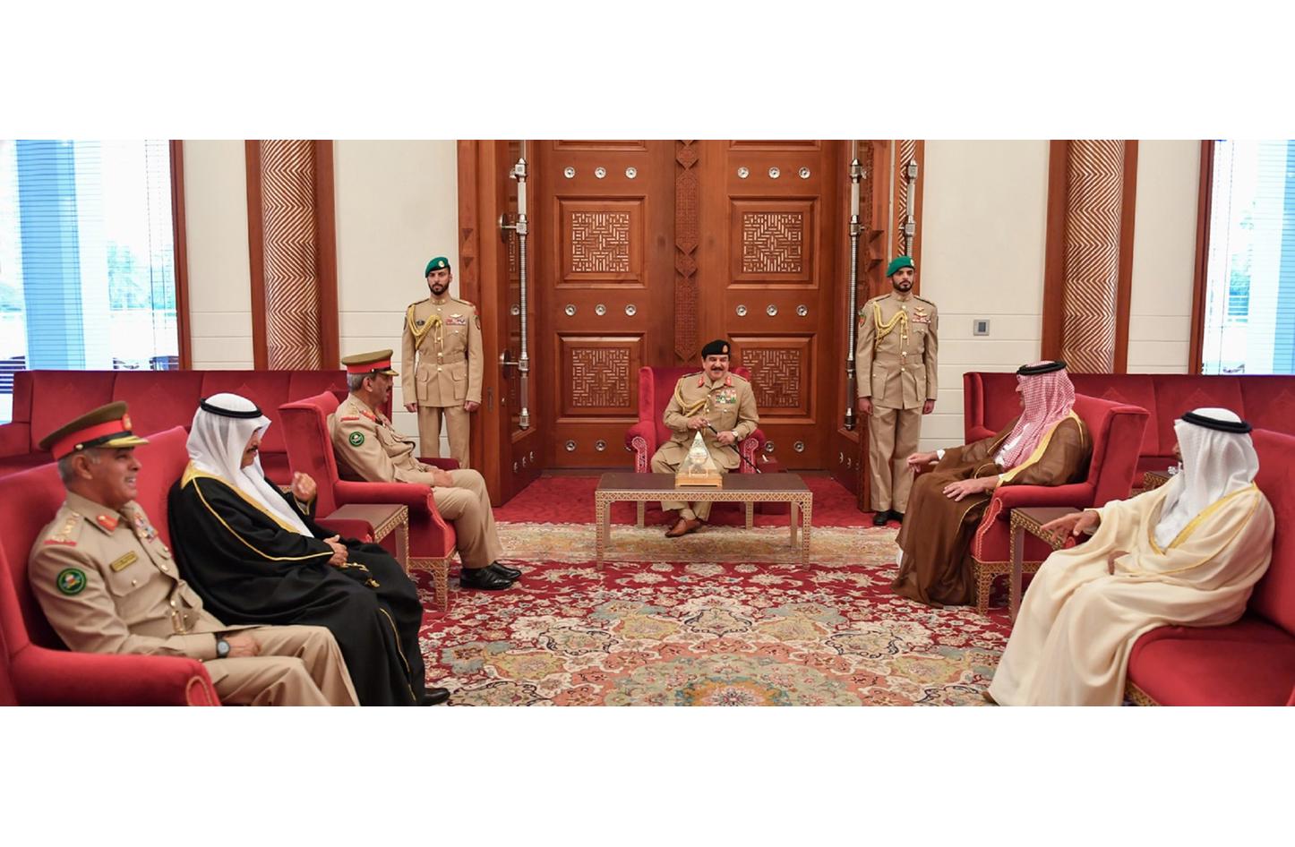 جلالة الملك يستقبل القائد العام لقوة دفاع البحرين ووزير شؤون الدفاع