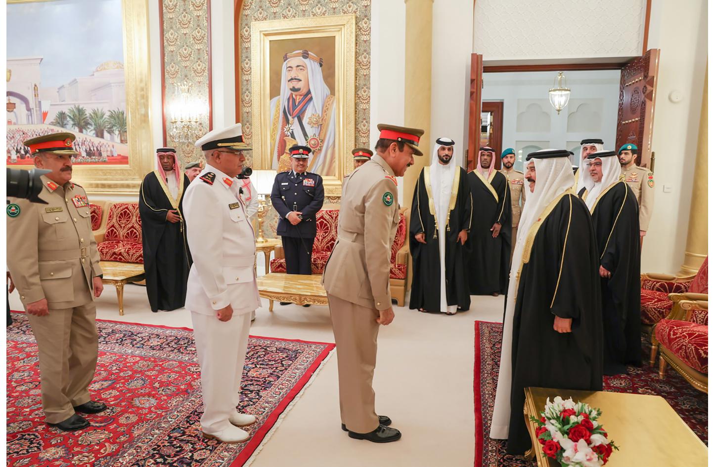بالصور جلالة الملك القائد الأعلى للقوات المسلحة يستقبل القائد العام