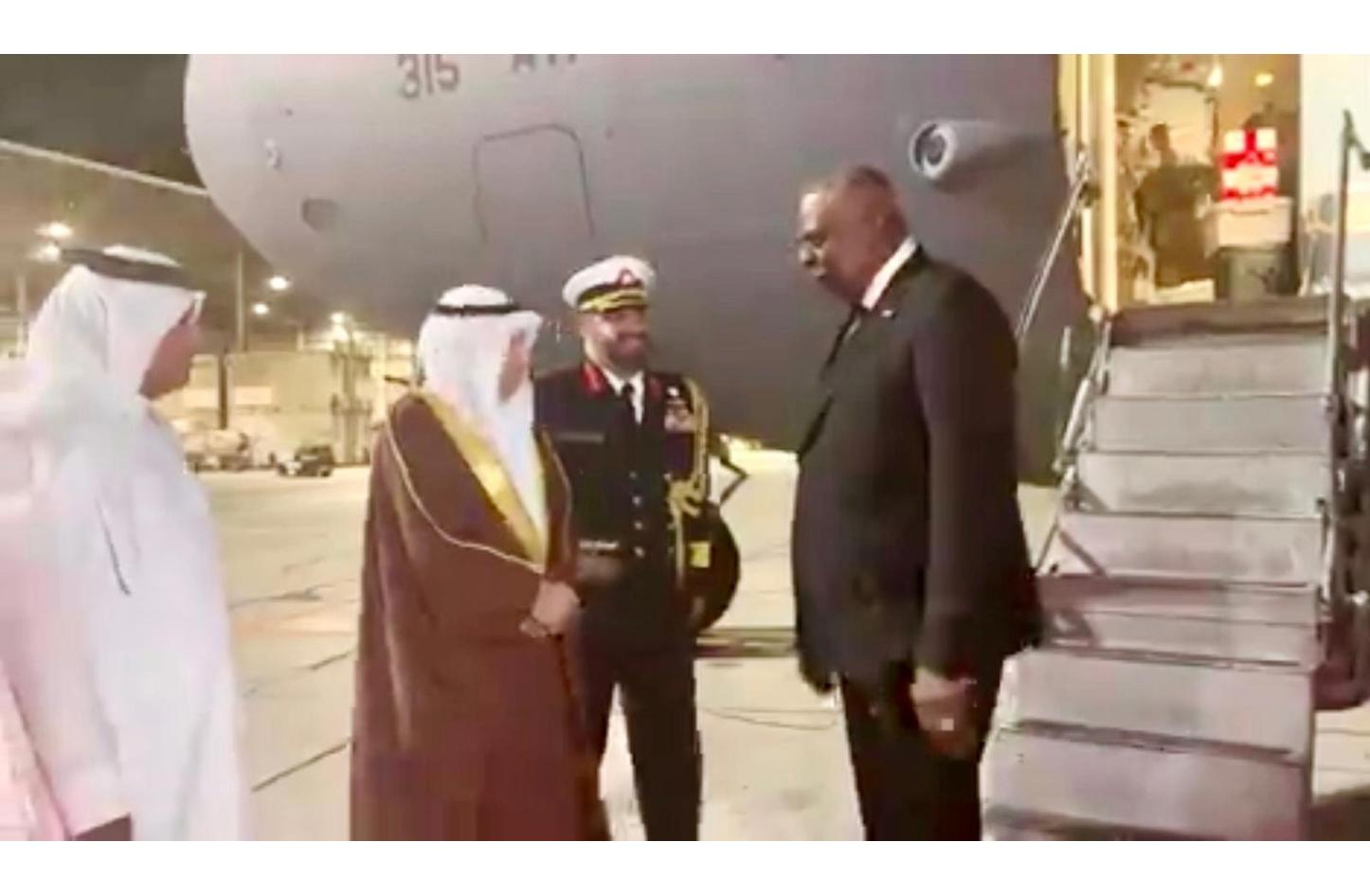 وزير شؤون الدفاع يستقبل وزير الدفاع بالولايات المتحدة الأمريكية لدى