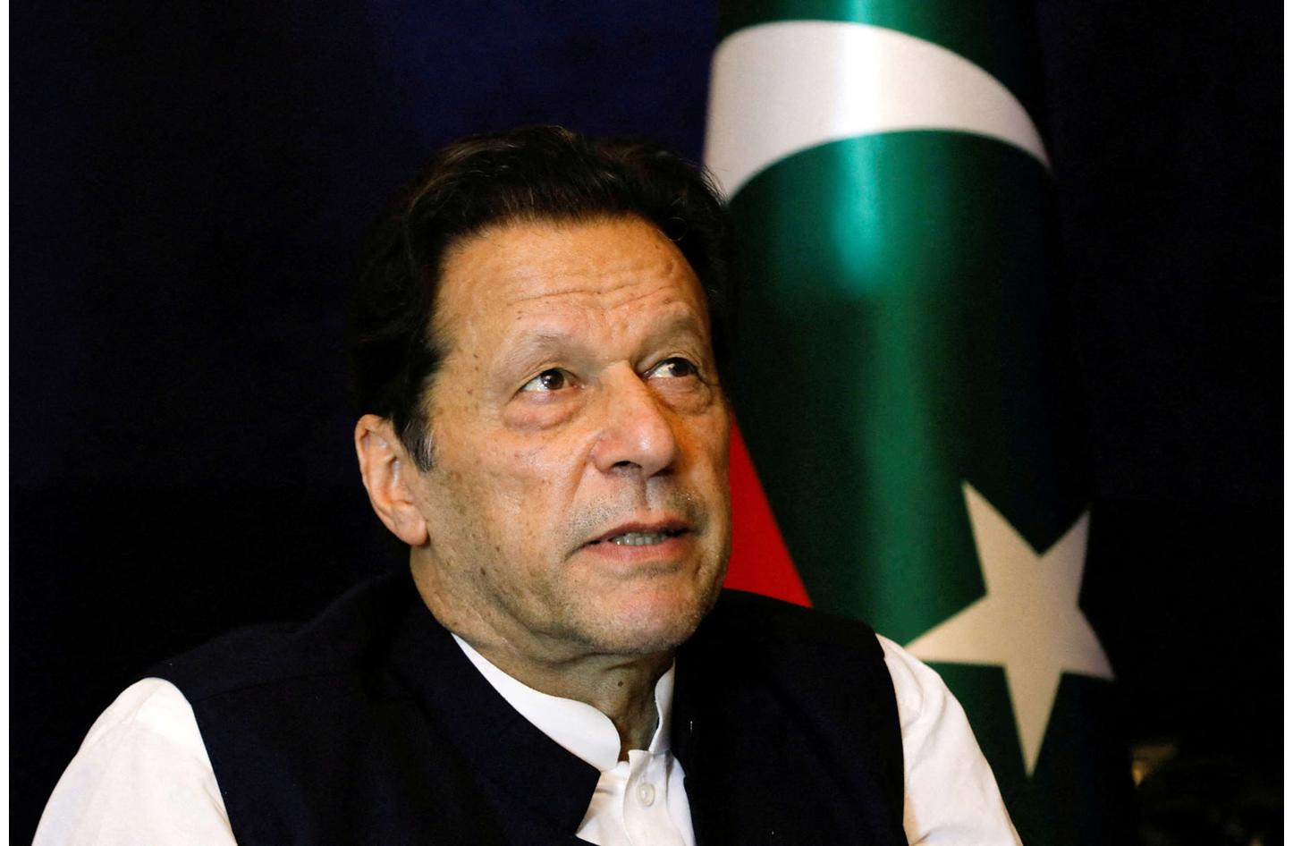الحكم بالسجن 14 عاما على عمران خان في قضية فساد في باكستان صحيفة