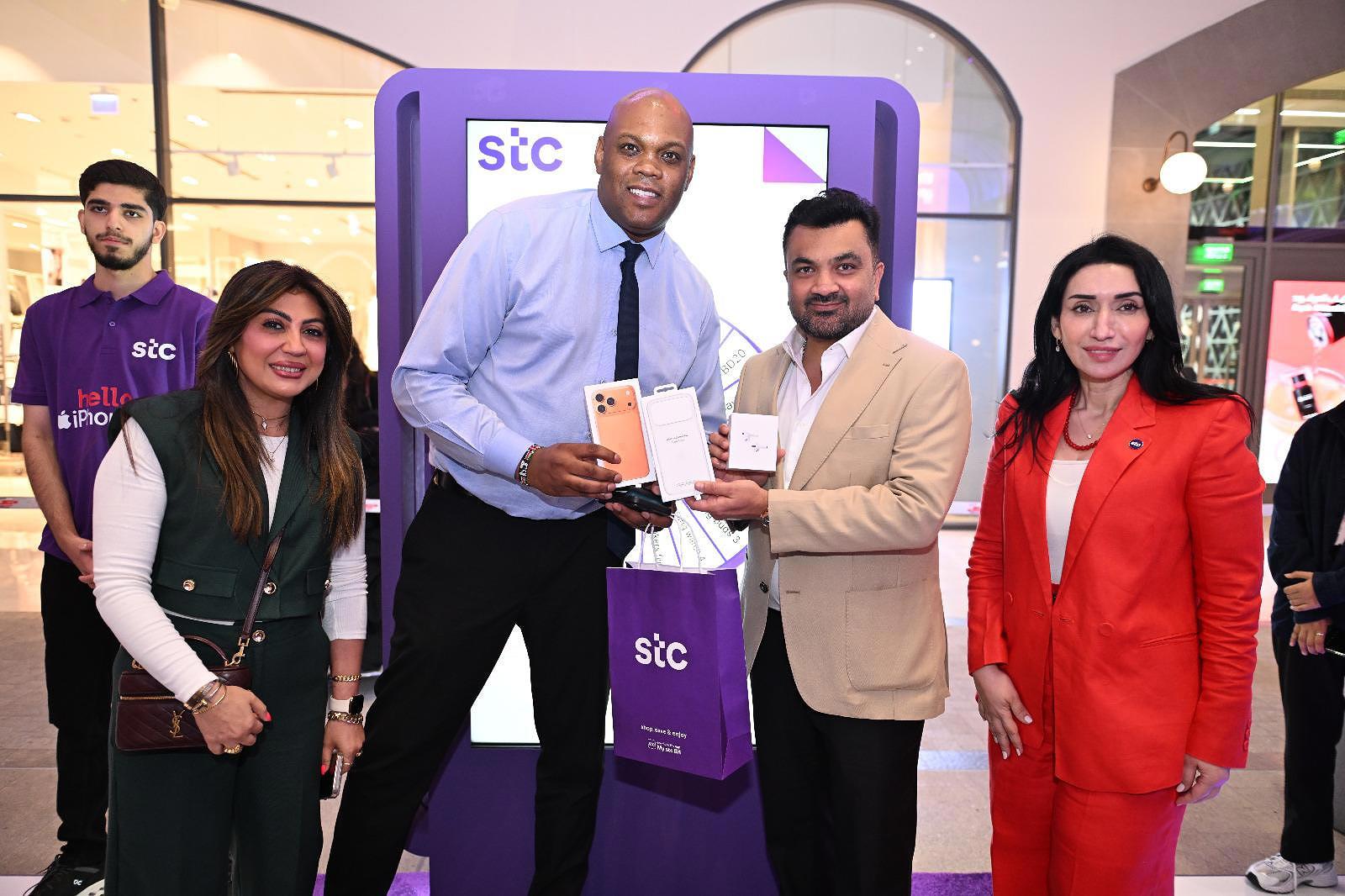 stc البحرين تحتفي بإطلاق iPhone 17 في مجمع الأفنيوز بأجواء استثنائية - صحيفة الأيام البحرينية