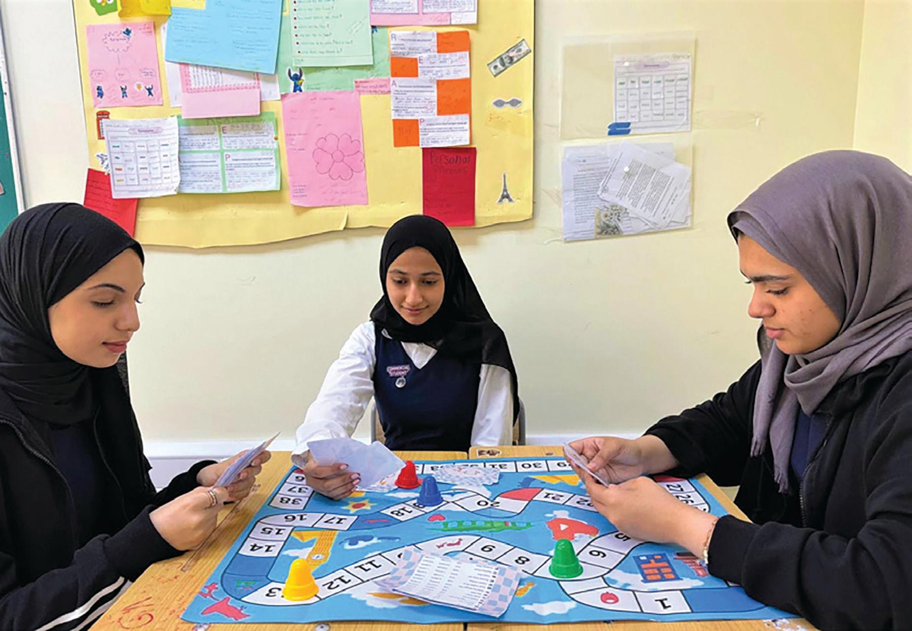 معلمة بالتضامن الثانوية للبنات تطبّق «تحدي العقول» لربط المواد التجارية ...