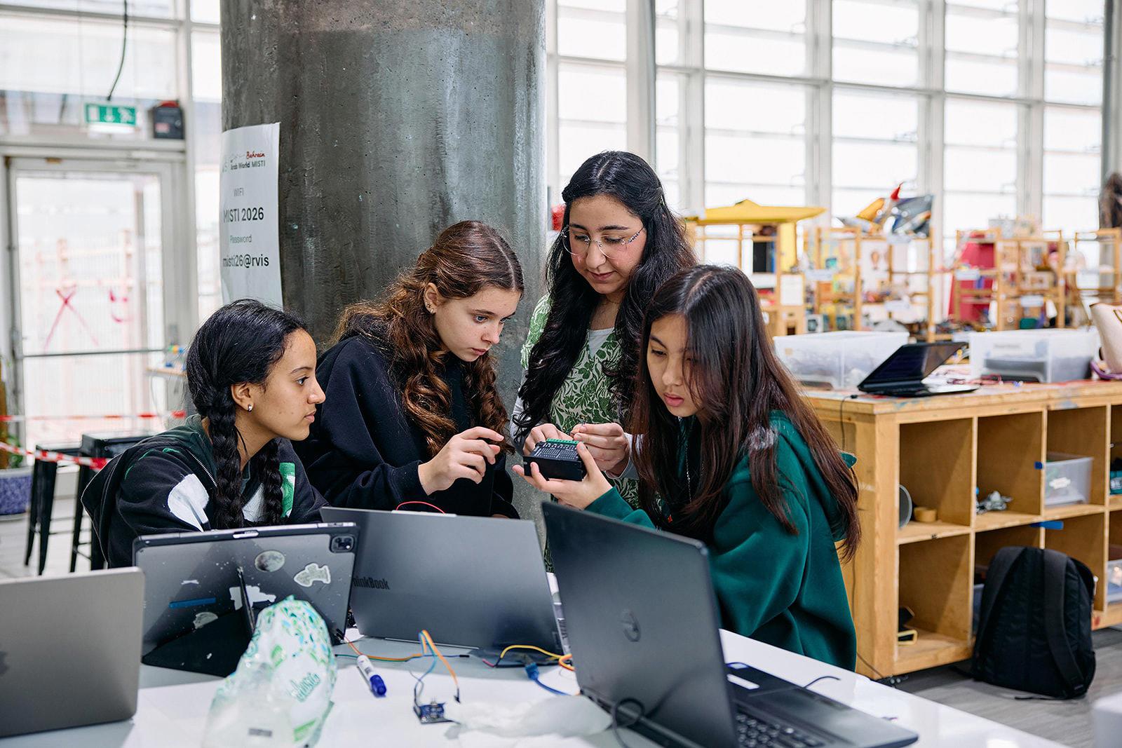 مدرسة الرفاع فيوز الدولية تطلق برنامج الروبوتات المتطورة بمشاركة 150 ...